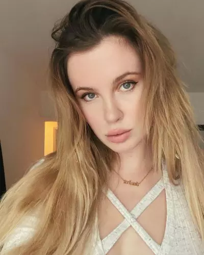 Ireland Baldwin Blasts Online Troll Lẹhin ti o Pipa Steamy Fọto to IG