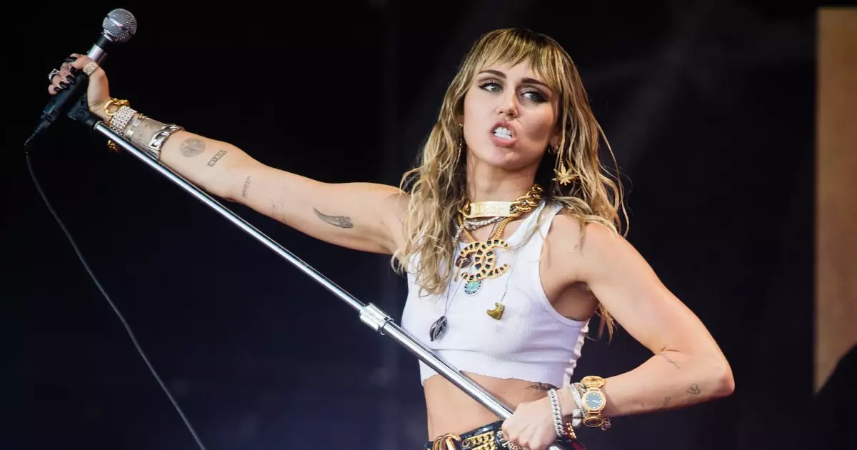 Miley Cyrus Slammed rau Hais 'Virginity Yog Kev Tsim Kho': 'Nws Tsis Zoo Rau Cov Neeg txaj muag'