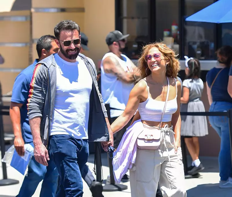 TXOJ CAI: Jennifer Lopez & Ben Affleck Txaus siab rau Kev Caij Tsheb Hauv Universal Studios hauv Hollywood, CA.