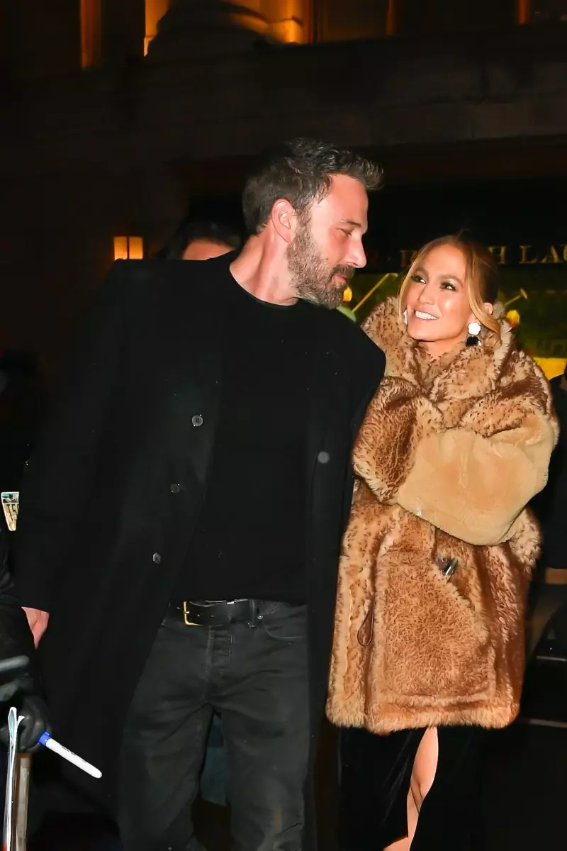 Ben Affleck နှင့် Jennifer Lopez Tan Fur Coat