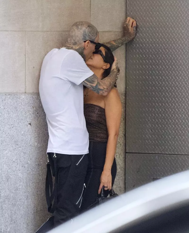 Kourtney-travis-barker-make-out-podczas-zakupów-nyc-wrzesień-2021