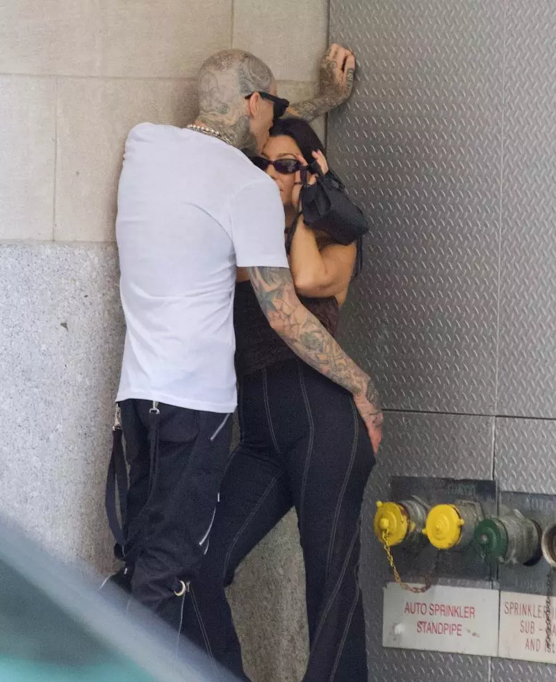 Kourtney-travis-barker-make-out-podczas-zakupów-nyc-wrzesień-2021