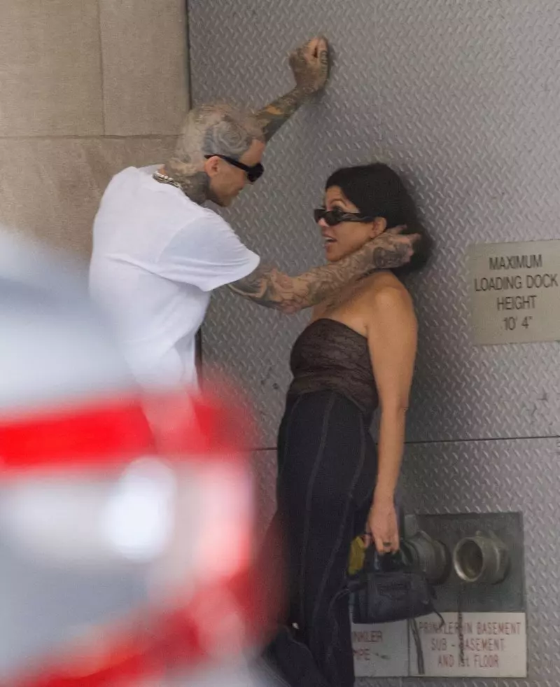 Kourtney-travis-barker-make-out-podczas-zakupów-nyc-wrzesień-2021