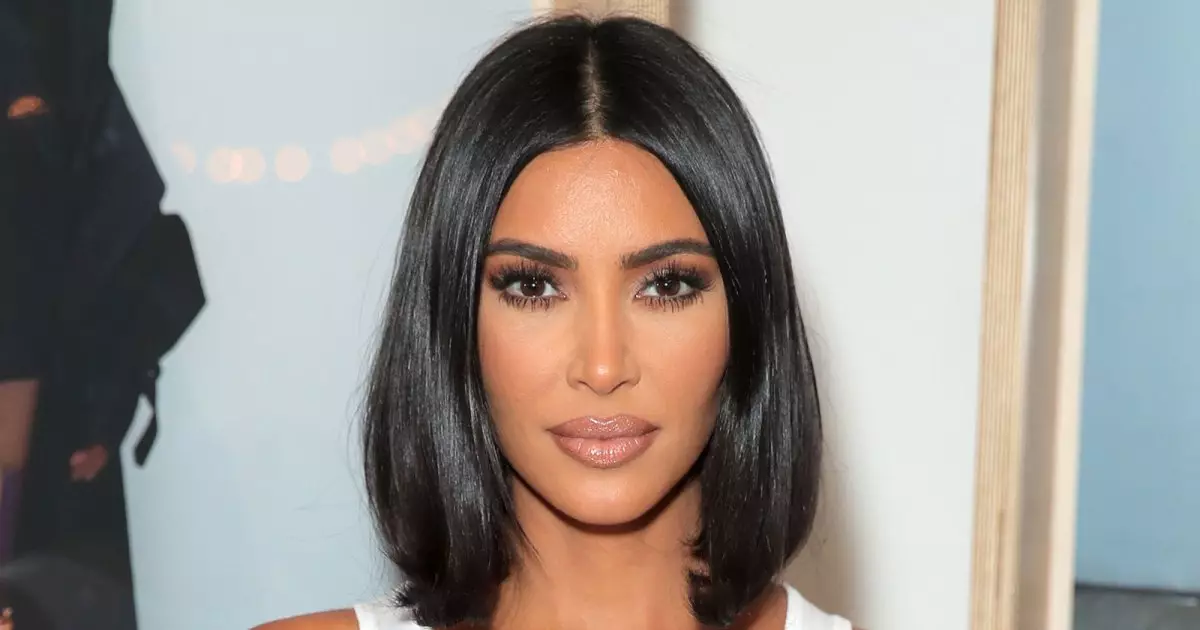 Bhain Kim Kardashian slam as Pictiúr Ró-Photoshopped: 'Ní fhéachann tú fiú mar Thú Féin'