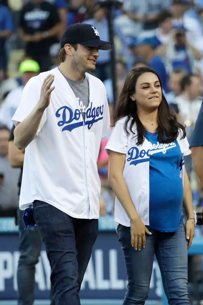 Garis Masa Perhubungan Ashton Kutcher dan Mila Kunis