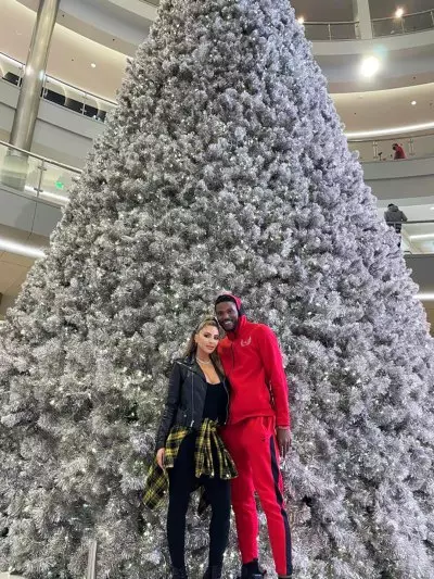 Larsa Pippen et Malik Beasley confortablement installés devant le sapin de Noël lors d'une visite de vacances dans sa ville natale