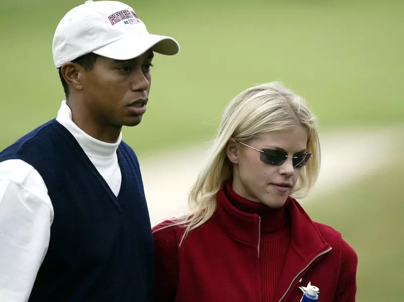 Tiger Woods sta con Elin Nordegren sul 17° Green dopo la sconfitta durante le partite a quattro Primo giorno 34a Ryder Cup