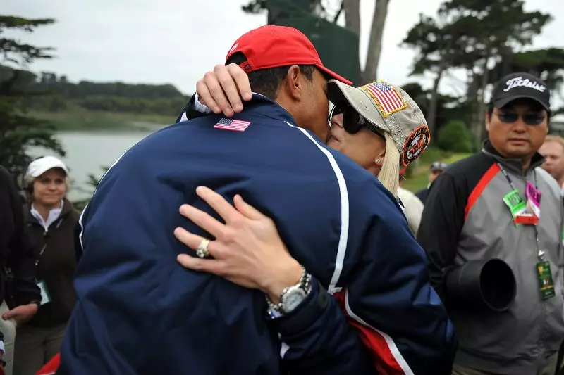 Tiger Woods จูบ Elin Nordegren หลังจากชนะการแข่งขันกอล์ฟ Presidents Cup