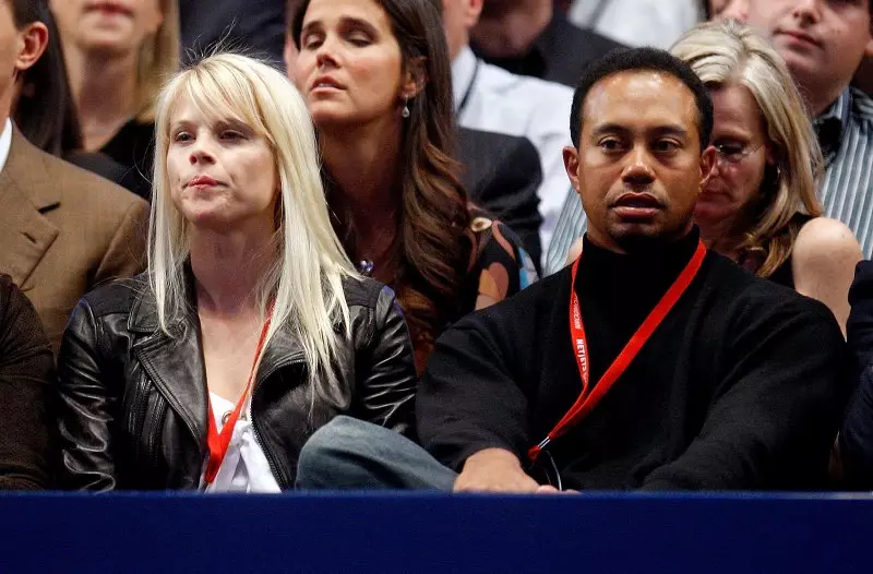 Tiger Woods e Elin Nordegren sentan nas bancadas vendo un partido de tenis de exhibición