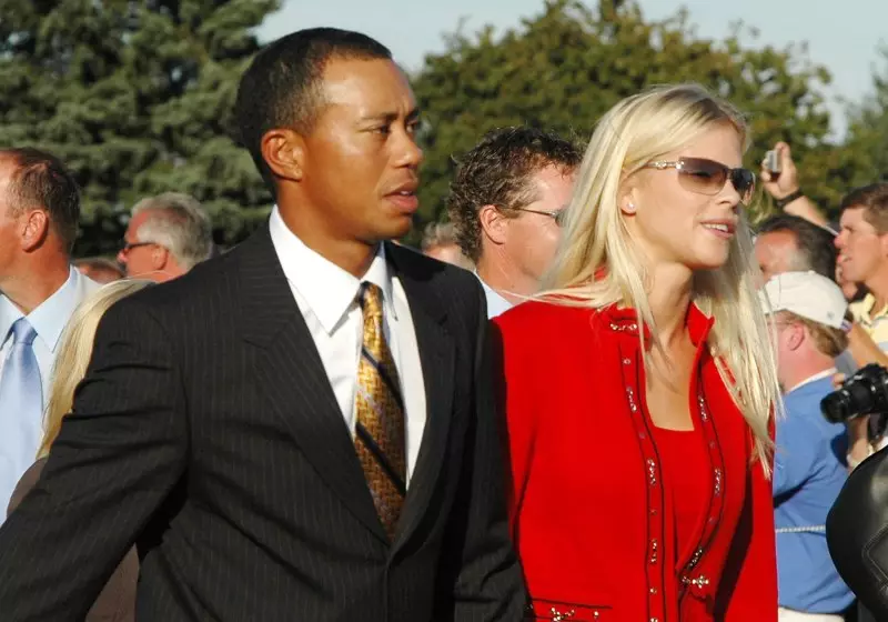 Tiger Woods และ Elin Nordegren ออกจากเวทีหลังจากพิธีเปิดที่ 2004 Ryder Cup