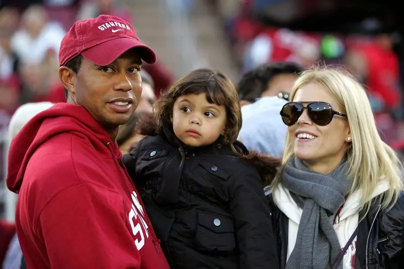 Tiger Woods e Elin Nordegren e la figlia Sam indossano gli Stanford Cardinals rossi a margine della partita di calcio contro i California Bears