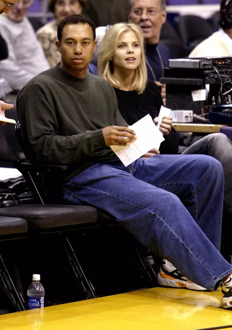 Tiger Woods og Elin Nordegren sidder og ser basketballkamp