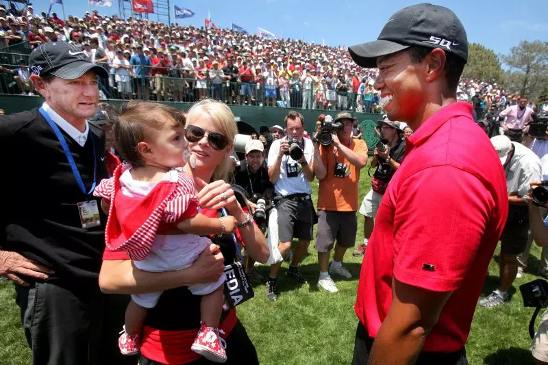 Tiger Woods hilser på konen Elin Nordegren og datteren Sam efter at have vundet 108. US Open