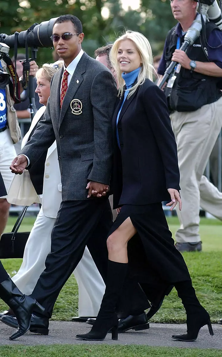 Tiger Woods และ Elin Nordegren เดินระหว่างพิธี Ppening สำหรับ 34th Ryder Cup