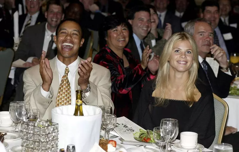 Tiger Wuds we Elin Nordegren gülýär we el çarpýar Amerikanyň Golf ýazyjylar birleşiginiň baýrak gowşurylyş nahary