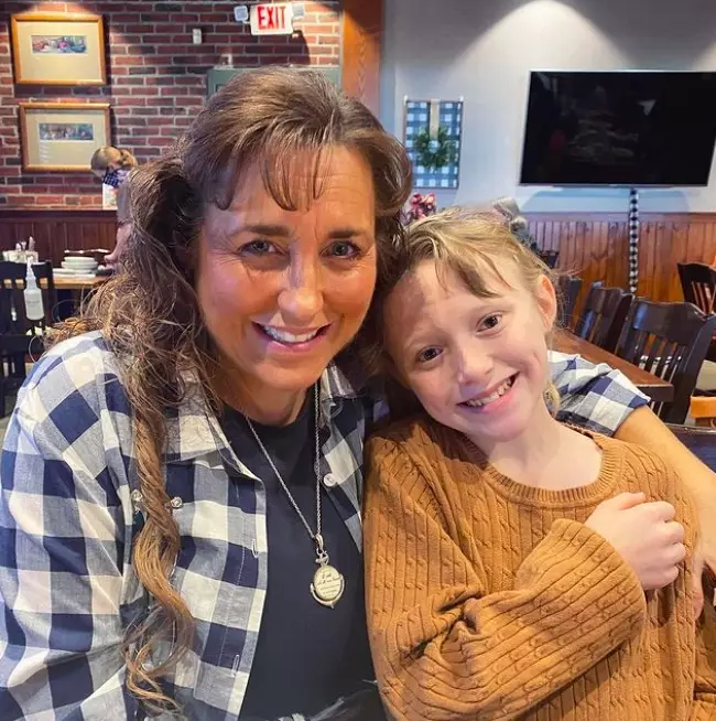 Ow, Ow Reba 'Kubara' Inyenyeri Michelle Duggar Imiterere Yubwihindurize Kuva muri 80s umusatsi kugeza Mama ugezweho