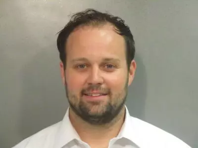 Der in Ungnade gefallene Reality-TV-Star Josh Duggar lächelt in einem Fahndungsfoto nach dem Schuldspruch im Kinderpornprozess