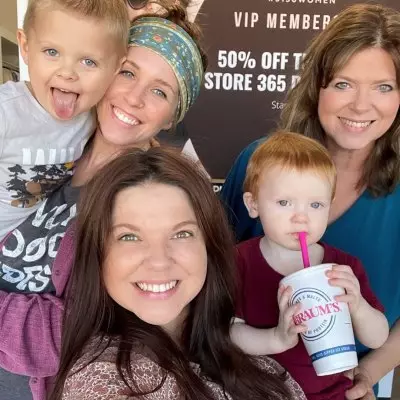 Jill Dillard a Amy Duggar King si užijí 'dívčí čas' uprostřed dětského porno případu Joshe Duggara