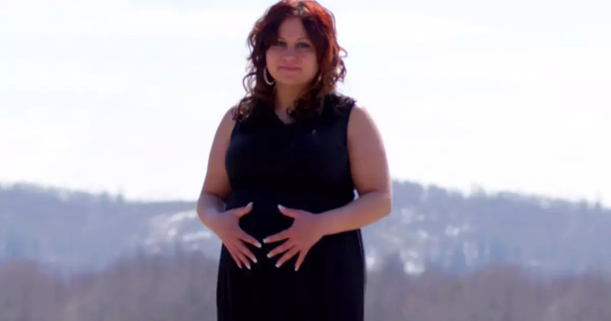 'Werom nei Amish' Star Sabrina Burkholder toant Baby Bump - Pics