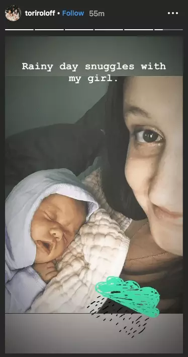 tori roloff holder baby lilah på en regnvejrsdag