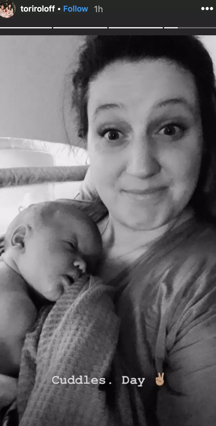 tori roloff 與 lilah 擁抱