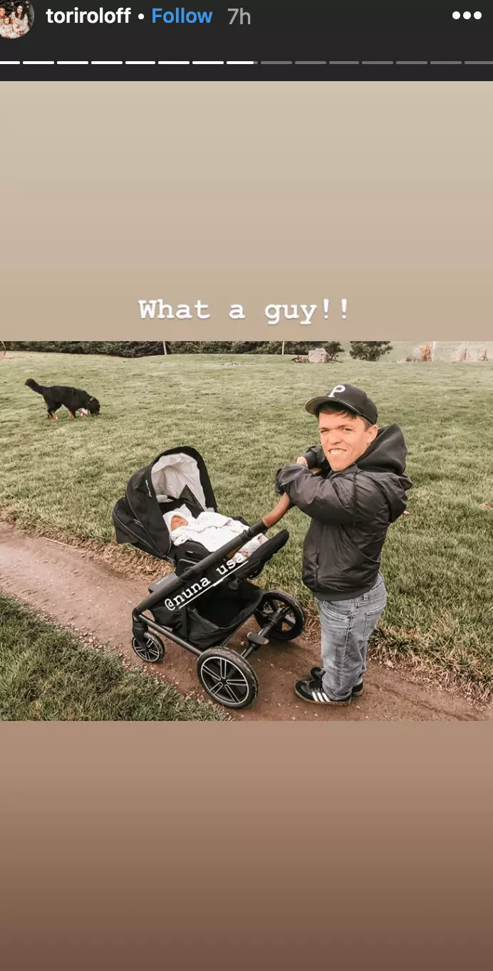 zach rolloff nyurung bayi lilah ing kereta dorong