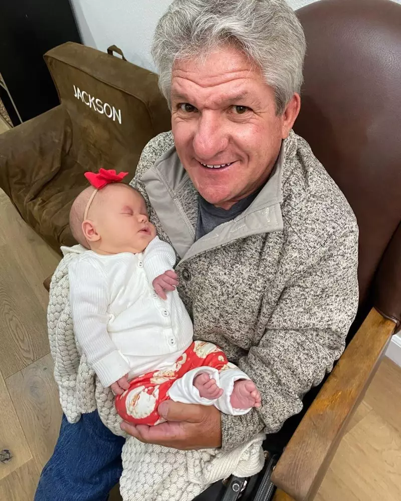 Matt Roloff sosté la Lilah abans de sortir de la granja