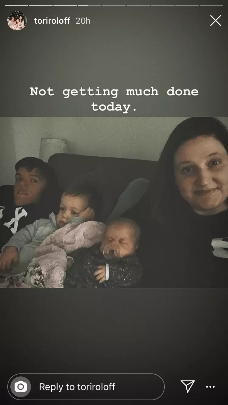 tori zach jackson og lilah roloff hviler alle på sofaen