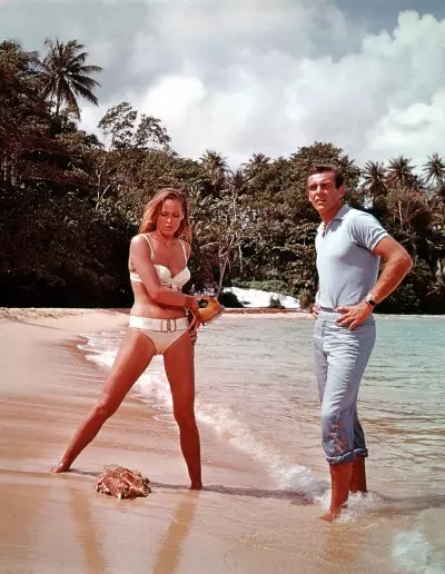 Sean Connery Ursula Andress Dr No James Bond 007 ata tifaga ua uma ona pueina i nisi o nofoaga matagofie.