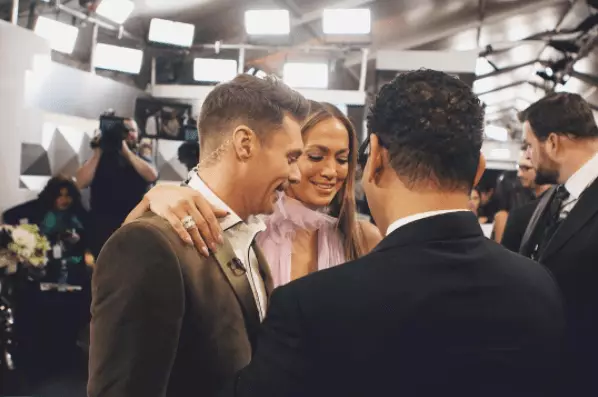 ama-grammys-2017-ryan-seacrest-jennifer-lopez