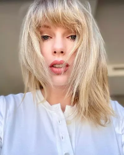 Taylor Swift făcând un selfie