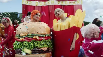 Taylor Swift stojí v kostýme french fry vedľa Katy Perry v kostýme na burger počas hudobného videa, ktoré potrebujete upokojiť