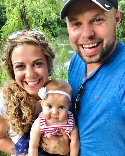 John David na Abbie Duggar Picha Tamu Zaidi za Familia Pamoja na Binti Grace