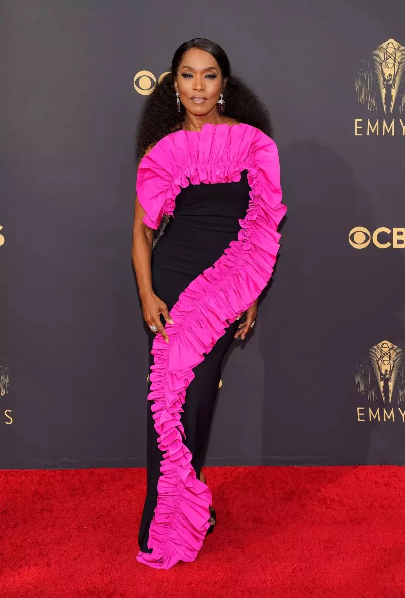 u-angela bassett 2021 emmys ukhaphethi obomvu