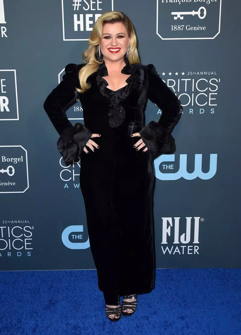 kelly clarkson critics choice red carpet