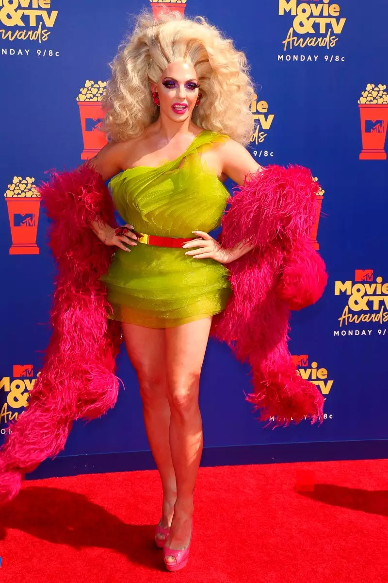 drag queen alyssa edwards oblečena v neonsko zeleno obleko in vročo roza šal na rdeči preprogi mtv filmskih in televizijskih nagrad 2019