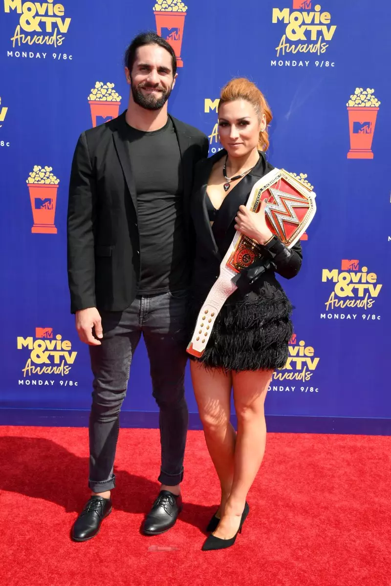 seth rollins v črni obleki in becky lynch v črni obleki na rdeči preprogi mtv filmskih in televizijskih nagrad 2019