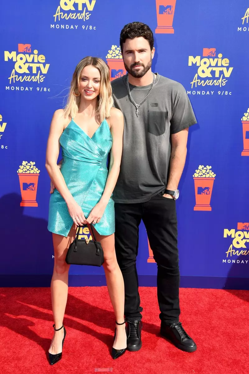 brody jenner v majici s kratkimi rokavi in črnih kavbojkah z ženo kaitlynn carter v modri obleki na rdeči preprogi mtv filmskih in televizijskih nagrad 2019