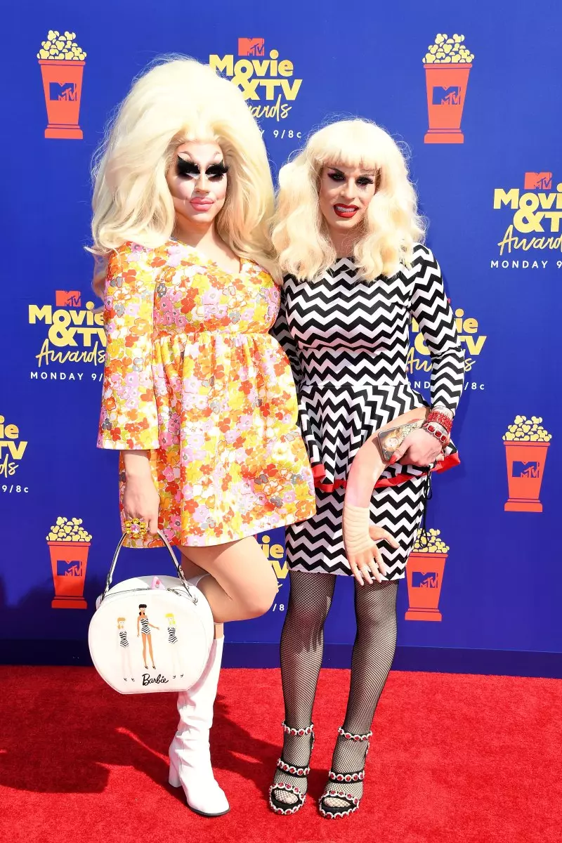 Trixie Mattel v cvetlični obleki in Katya v črno-beli črtasti obleki na rdeči preprogi mtv filmskih in televizijskih nagrad 2019