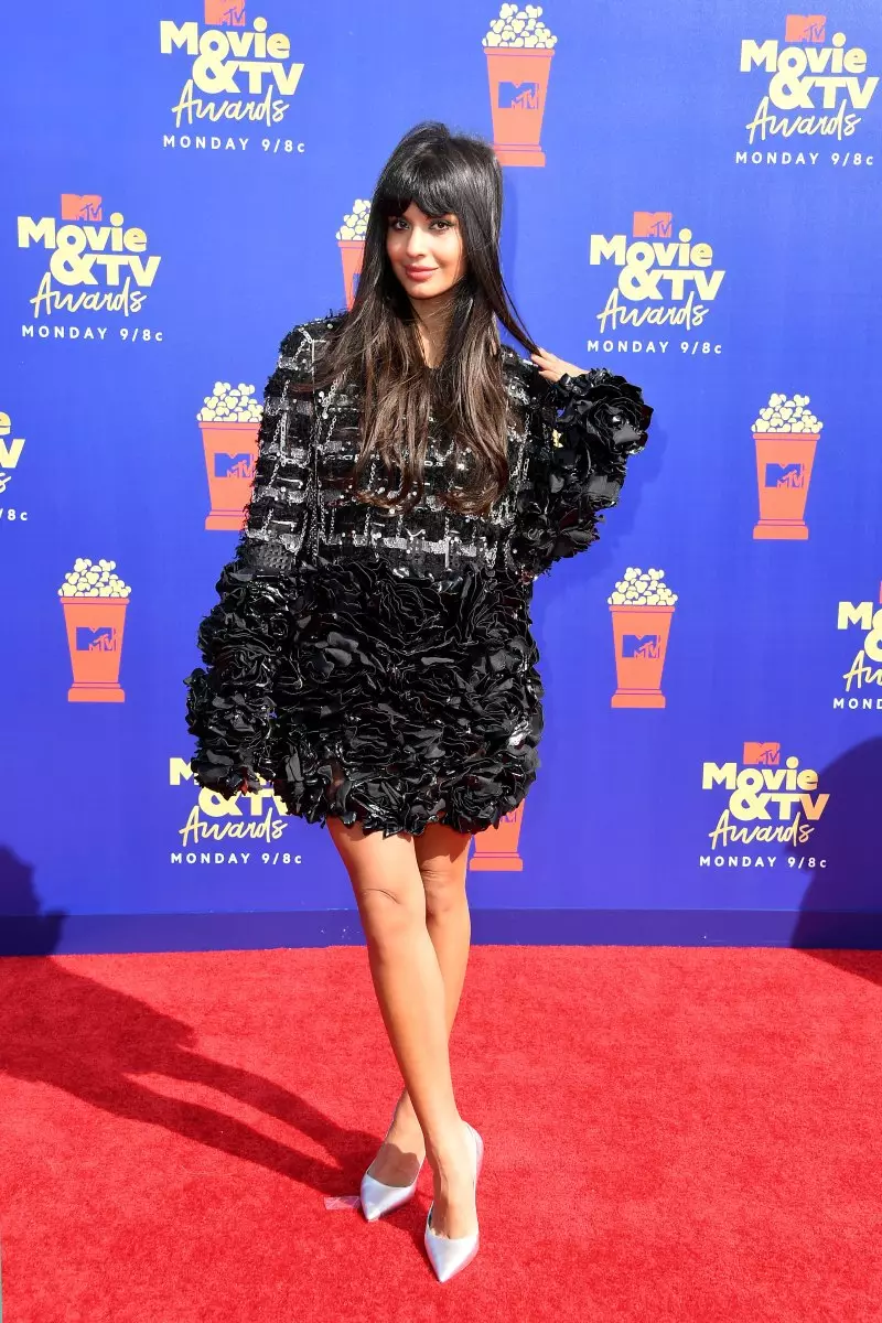 jameela jamil nosi kratko črno obleko na podelitvi filmskih in televizijskih nagrad mtv 2019