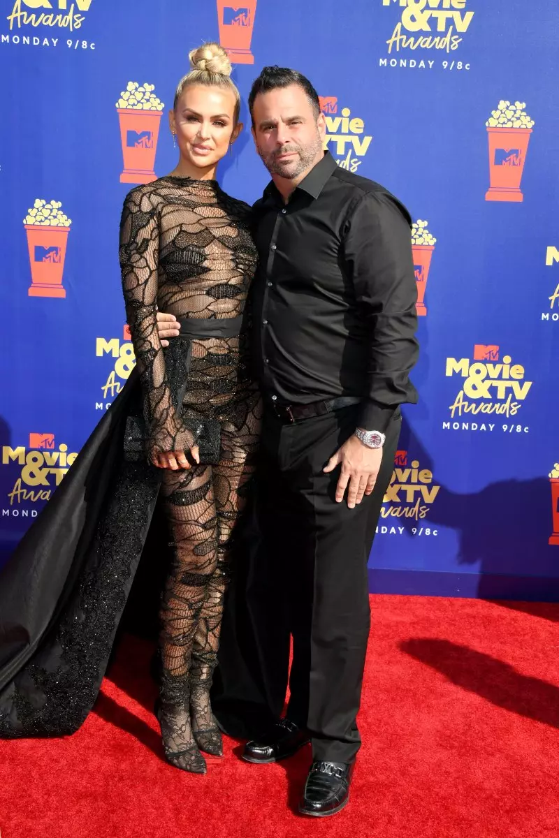 lala kent randall emmett tekma v črnih ansamblih na rdeči preprogi mtv filmskih in televizijskih nagrad 2019