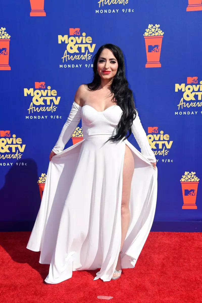 angelina pivarnick nosi vse belo na rdeči preprogi mtv filmskih in televizijskih nagrad 2019