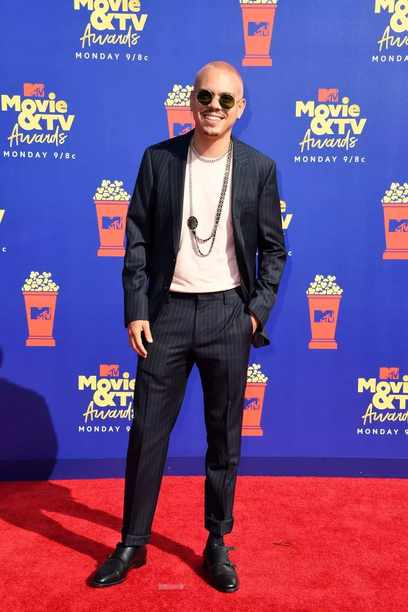 evan ross je nosil belo srajco in črno obleko na rdeči preprogi mtv filmskih in televizijskih nagrad 2019