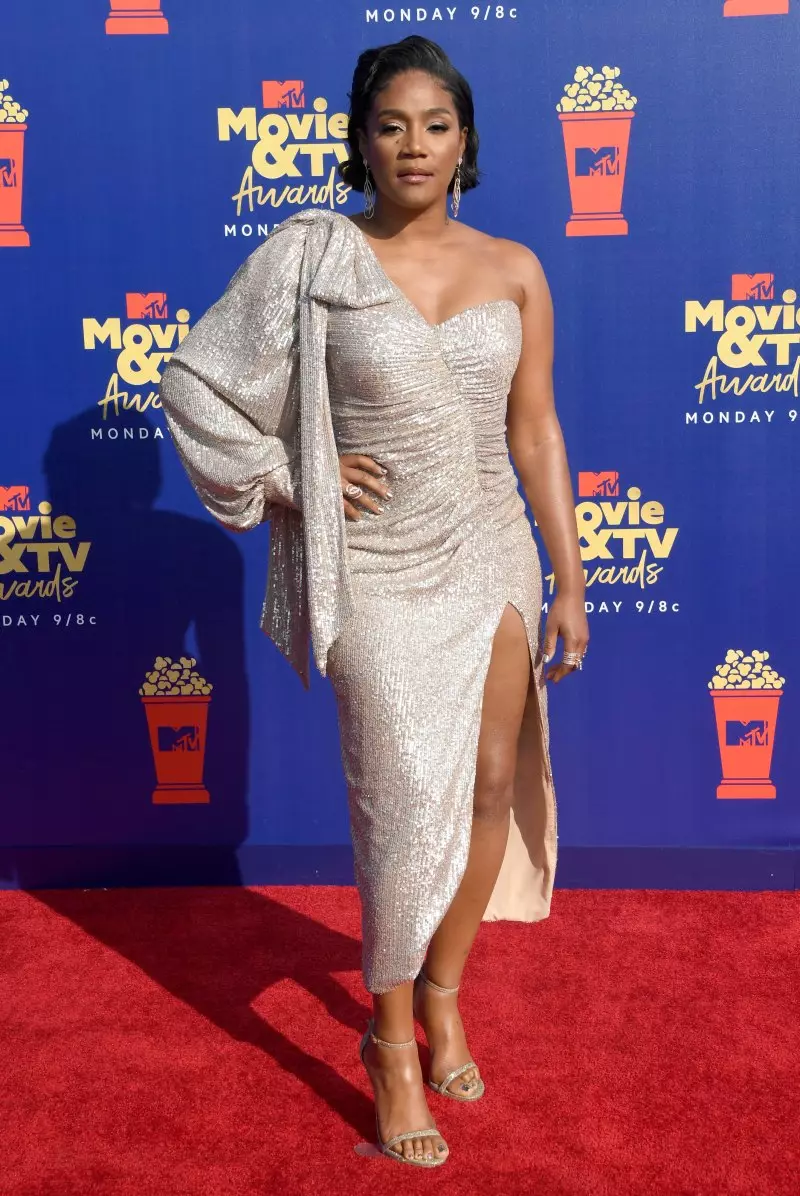 Tiffany haddish je na rdeči preprogi mtv filmov in tv nagrad 2019 nosila bleščečo obleko z enim ramenom z visokim stegenskim razrezom