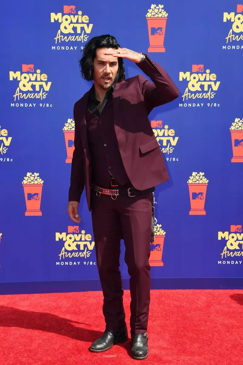 Justin Bobby oblečen v bordo obleko na podelitvi filmskih in televizijskih nagrad mtv 2019