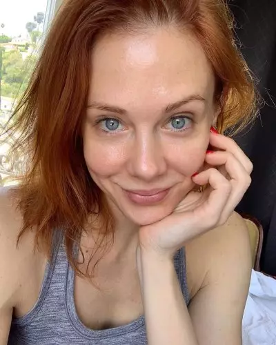 Maitland Ward yana murmushi a cikin rigar Grey