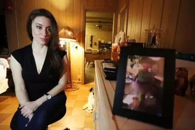 Casey Anthony si ogleda fotografijo hčerke Caylee