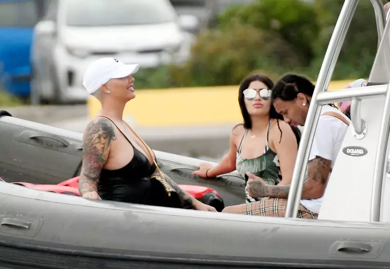 Amber Rose trên thuyền trong bộ đồ tắm màu đen với Ex Tyga