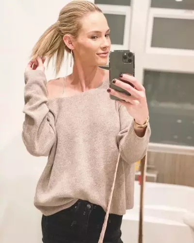 Meghan King Edmonds nosí sveter