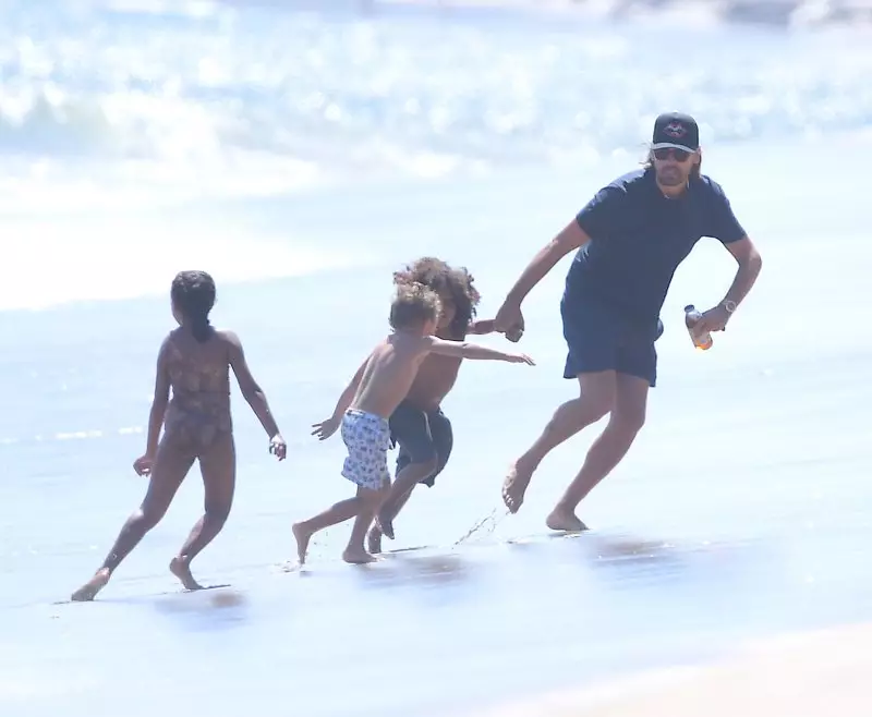 Scott Disick en Kourtney Kardashian gaan naar het strand met de Kardashian-kinderen